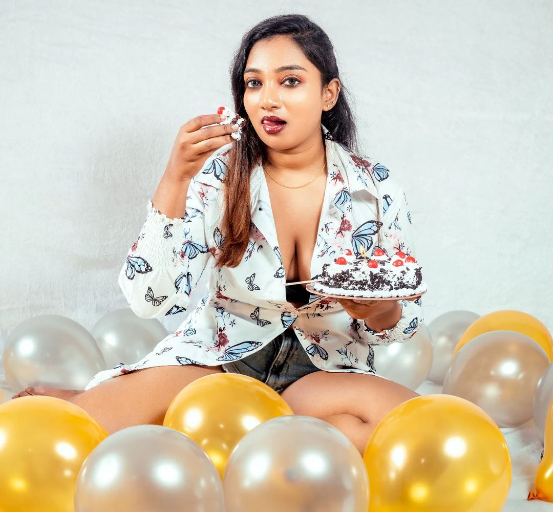 photos : கையில் பூவுடன் ரசிகர்களை உறைய வைத்த மாடல் அழகி சூரியபிரபா.. கிறங்கடிக்கும் கலக்கல் ...