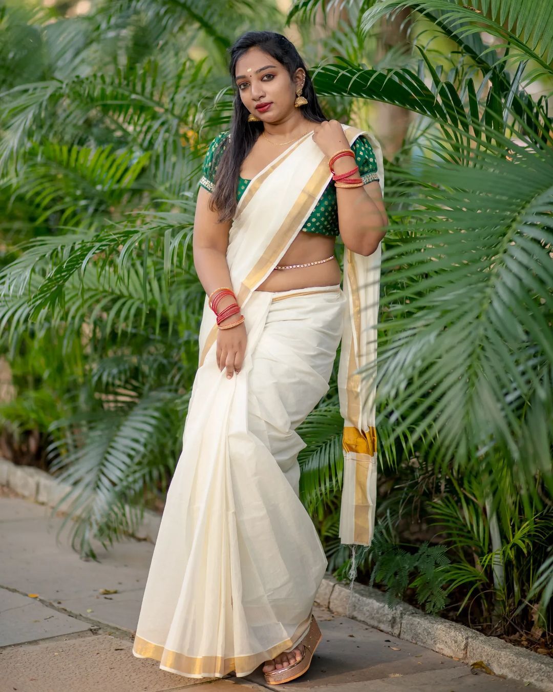 photos : கையில் பூவுடன் ரசிகர்களை உறைய வைத்த மாடல் அழகி சூரியபிரபா.. கிறங்கடிக்கும் கலக்கல் ...