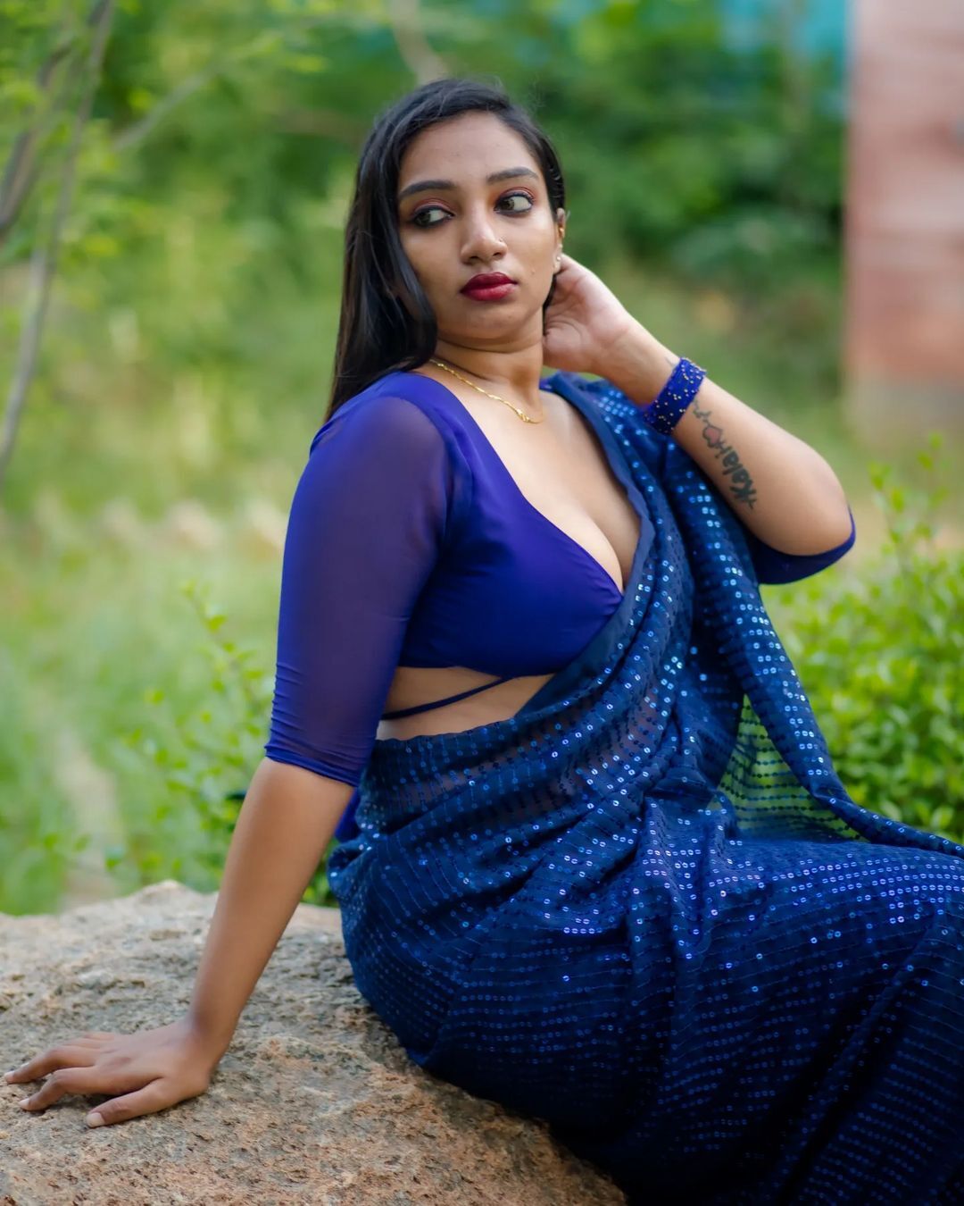 photos : கையில் பூவுடன் ரசிகர்களை உறைய வைத்த மாடல் அழகி சூரியபிரபா.. கிறங்கடிக்கும் கலக்கல் ...