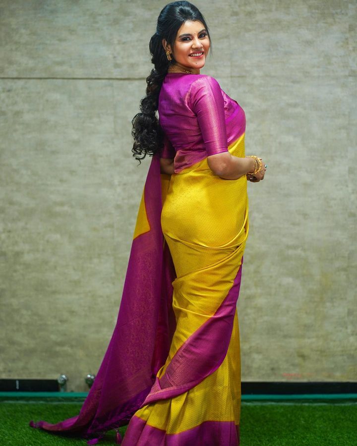 PHOTOS : பட்டு சேலை கட்டி பாடாய் படுத்தும் சீரியல் நடிகை.. நிவிஷாவின் ...