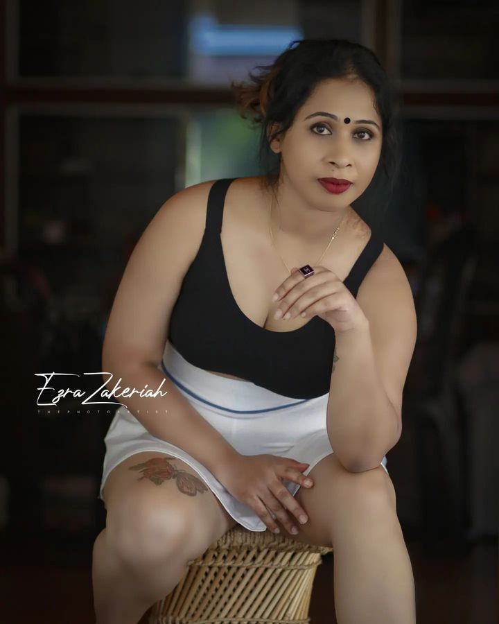 PHOTOS : அழகின் மொத்தம் நீயா.. மலையாள மாடல் கவுரியின் கலக்கல் புகைப்படங்கள்! | stunning glamour ...