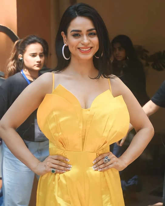 photos : ஹாப்பியாக ஹோலி கொண்டாடிய சௌந்தர்யா சர்மா.. வேற லெவல் போட்டோஸ் ...