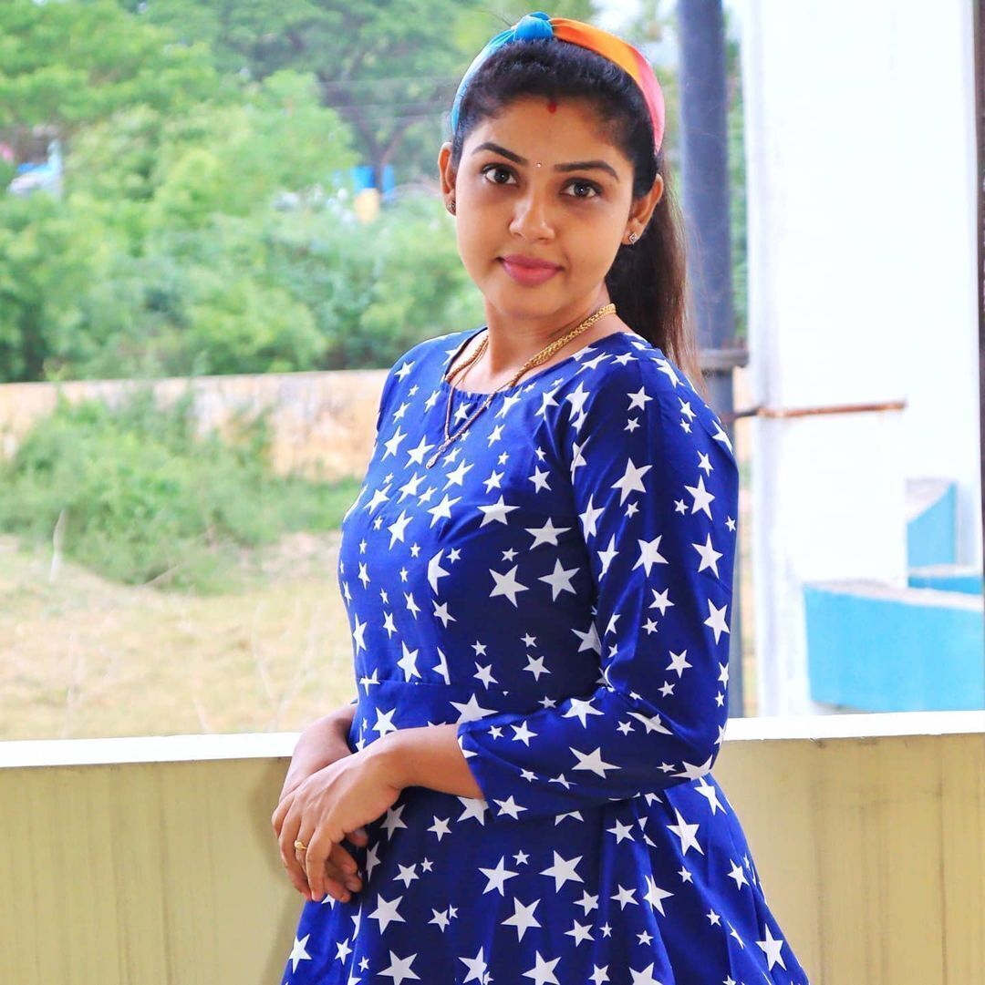 PHOTOS : டாப் ஹீரோயின் ரேஞ்சுக்கு போஸ் கொடுத்த சீரியல் நடிகை.. ஹேமா ...