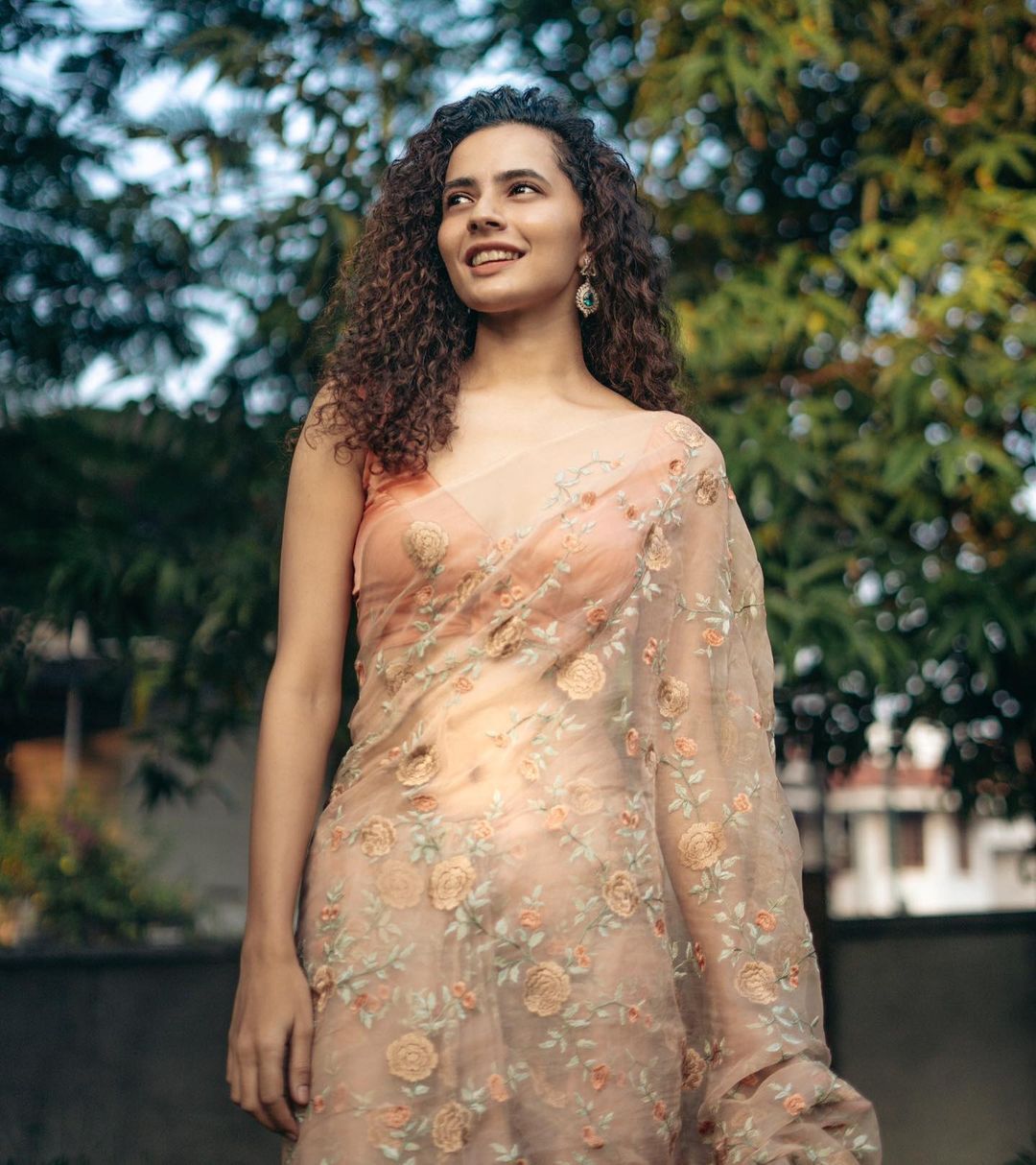 photos : ஐஸ்கிரீம் கூட உருகுதே அவள் அழகை கண்டு.. நடிகை அதுல்ய ...