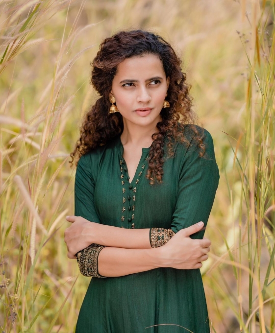 photos : ஐஸ்கிரீம் கூட உருகுதே அவள் அழகை கண்டு.. நடிகை அதுல்ய ...