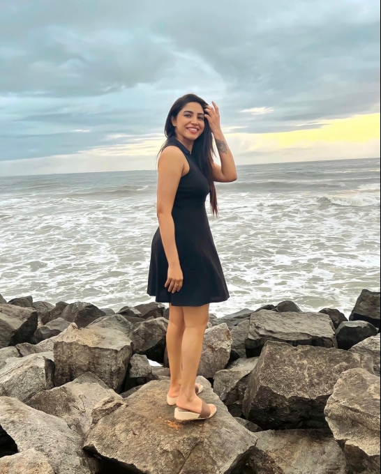 photos : குட்டி உடையில் பீச்சில் குத்தாட்டம் போடும் அமேயா மத்தியூ ...