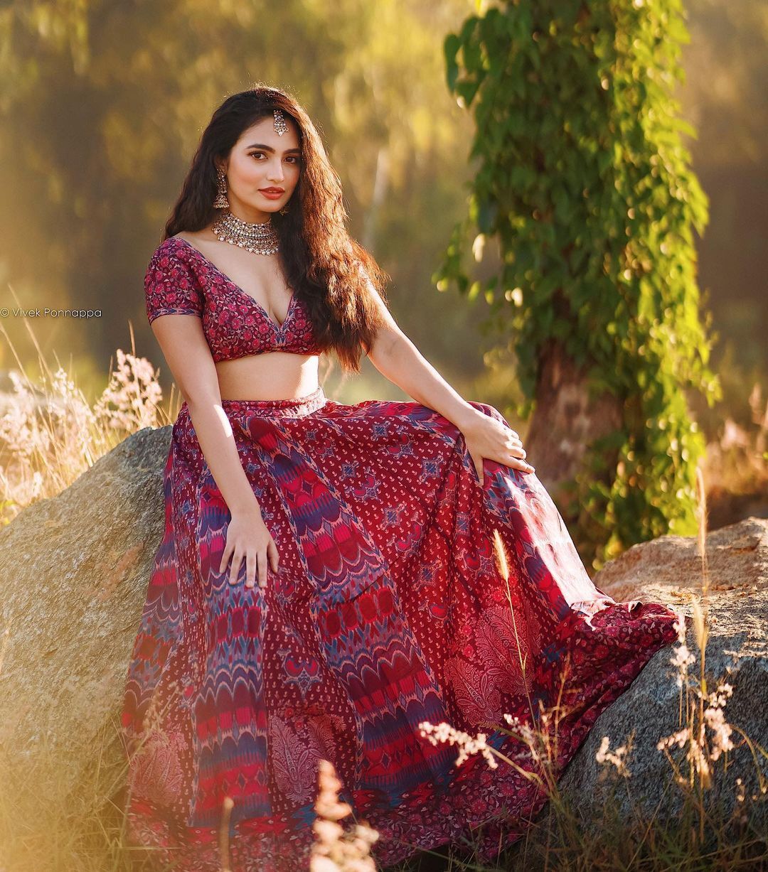 photos : பாறையின் மேல் அமர்ந்து இளசுகளை சுக்குநூறாக்கிய ரிஷிகா நாயக்.. கலக்கலான லேட்டஸ்ட் ...