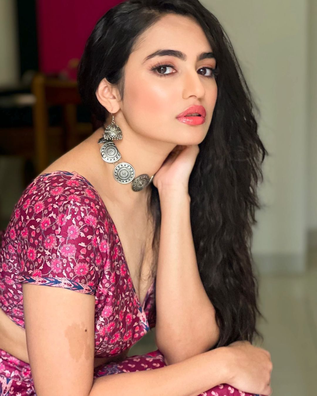 photos : பாறையின் மேல் அமர்ந்து இளசுகளை சுக்குநூறாக்கிய ரிஷிகா நாயக் ...