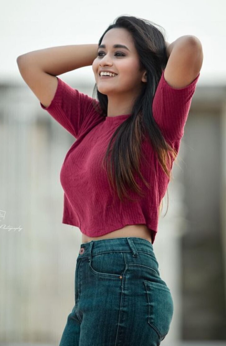 PHOTOS : சிவப்பு நிற லெஹங்காவில் அவ்வளவு அழகு.. சீரியல் நடிகை காவியா அறிவுமணியின் நச் போஸ் ...