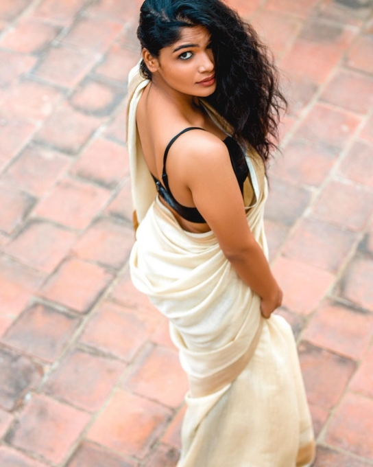 photos : டாப் ஆங்கிளில் ரசிகர்களை உறைய வைத்த மாடல் அழகி நேஹா.. வேற ...