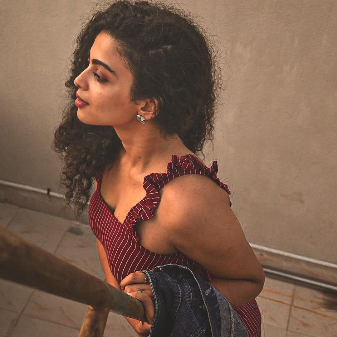 photos : ஷர்ட்ட கழட்டிவிட்டு ஸ்டன்னிங் போஸ் கொடுத்த பதின் குமார் ...