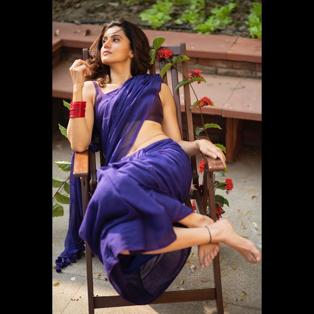 Photos: "हसीन दिलरुबा" Taapsee Pannu ने नीली साड़ी में दिखाया ग्लैमरस अवतार, खूबसूरती का फैंस पर ...