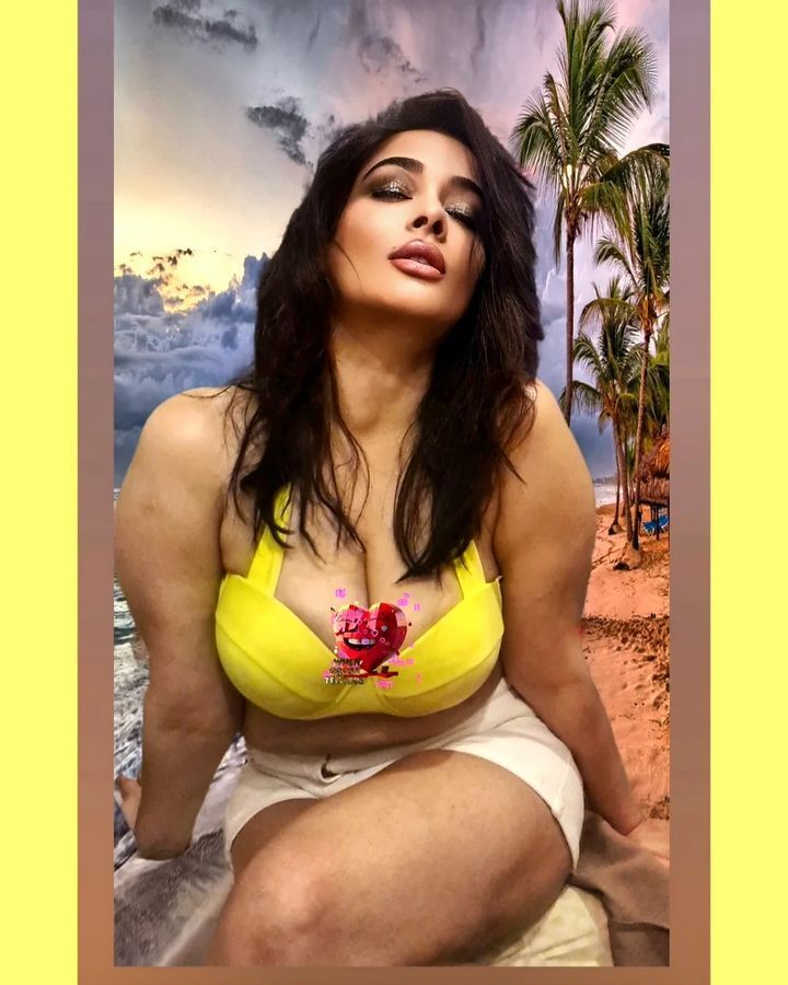 PHOTOS : சோபாவில் படுத்தபடி.. குறையாத அழகில் இளசுகளை ஈர்க்கும் கிரணின் லேட்டஸ்ட் போட்டோஸ் ...