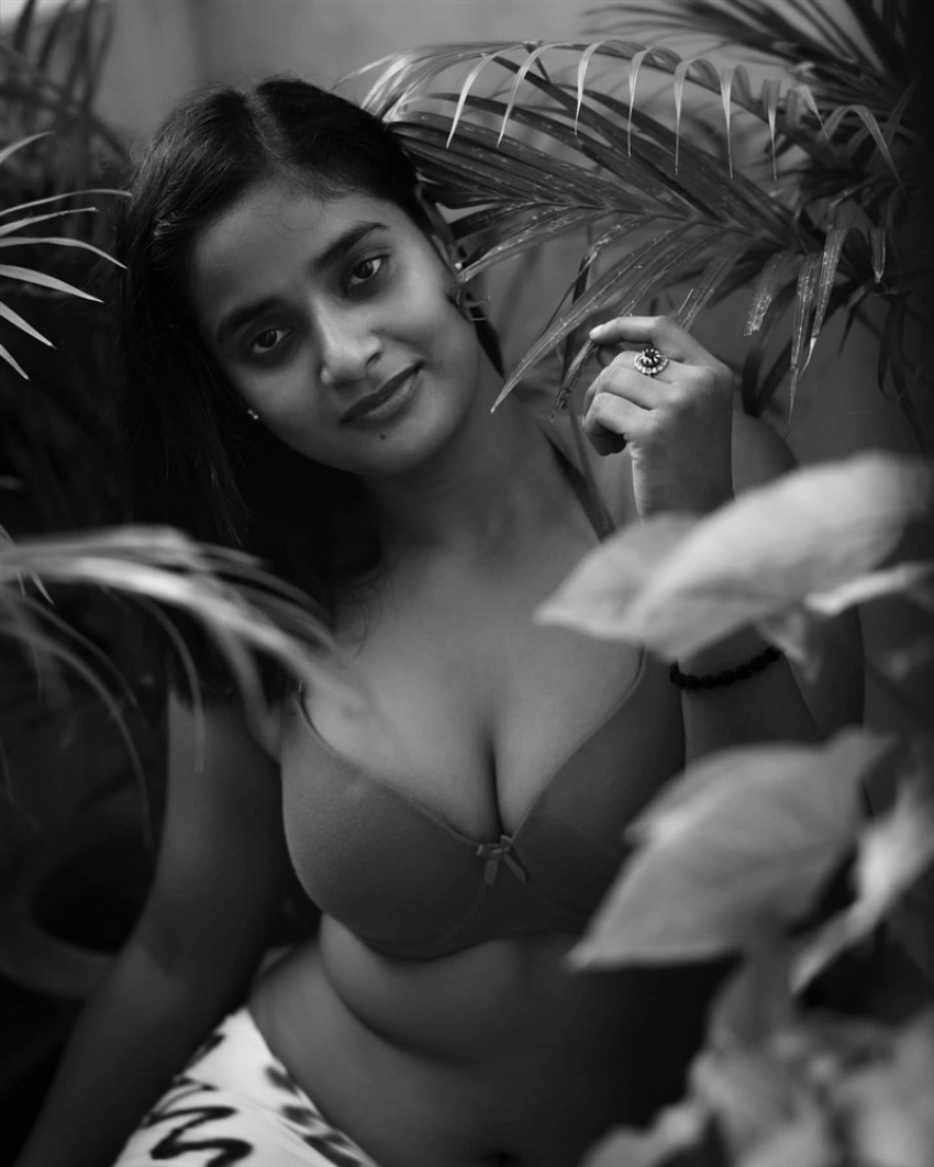 PHOTOS : செதுக்கிய சிலையாய்.. சுண்டியிழுக்கும் அழகில் மாடல் சௌமியா ஷெட்டி..! | glamour pics of ...