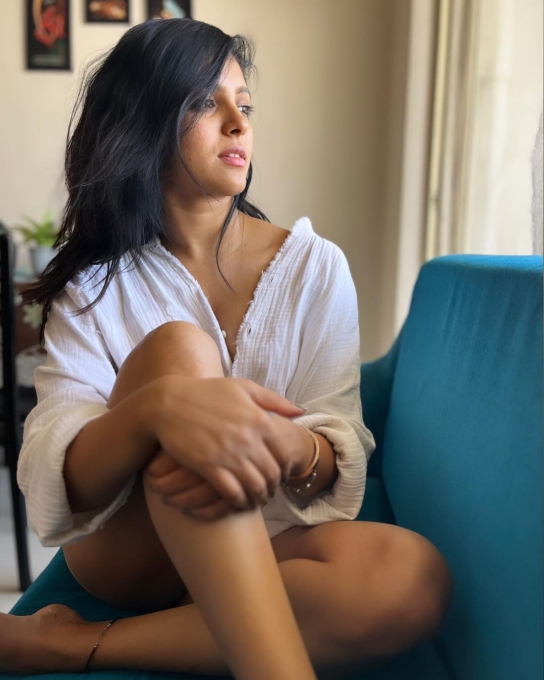 photos : வெறும் ஷர்ட்டுடன் மஜா போஸில் லியோனிலா ஸ்வேதா.. கிறங்கடிக்கும் நச் போட்டோஸ்! | actress ...