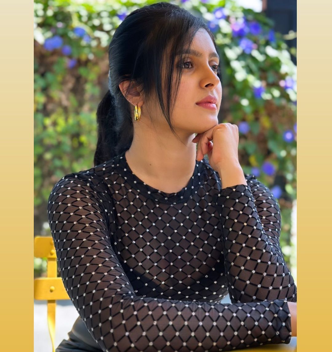 photos : வெறும் ஷர்ட்டுடன் மஜா போஸில் லியோனிலா ஸ்வேதா.. கிறங்கடிக்கும் ...