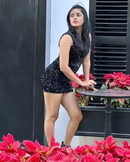 photos : வெறும் ஷர்ட்டுடன் மஜா போஸில் லியோனிலா ஸ்வேதா.. கிறங்கடிக்கும் நச் போட்டோஸ்! | actress ...