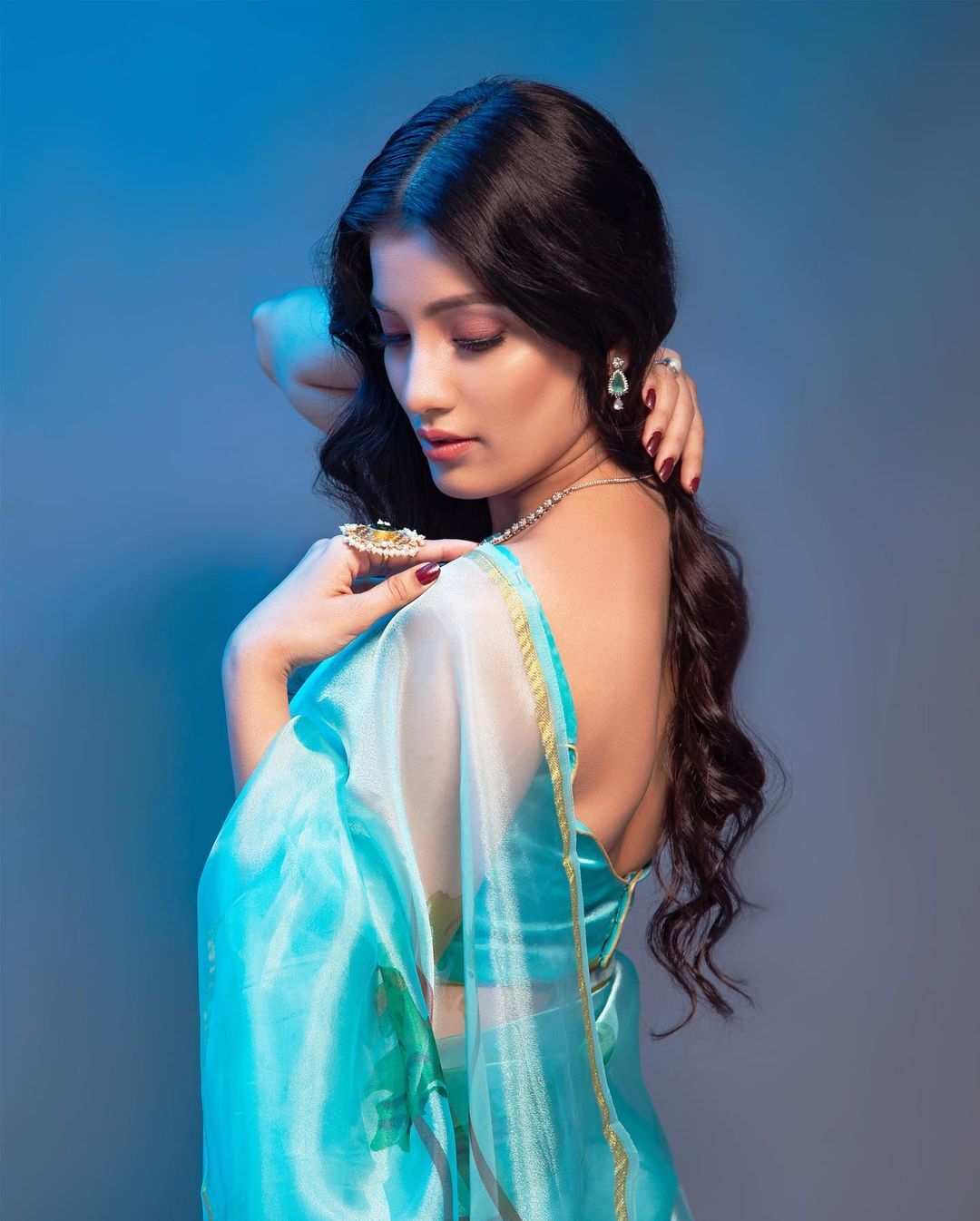 photos : இரும்பு கம்பி நடுவில் வேற லெவல் போட்டோஷூட்.. நடிகை பிரணாலி ...