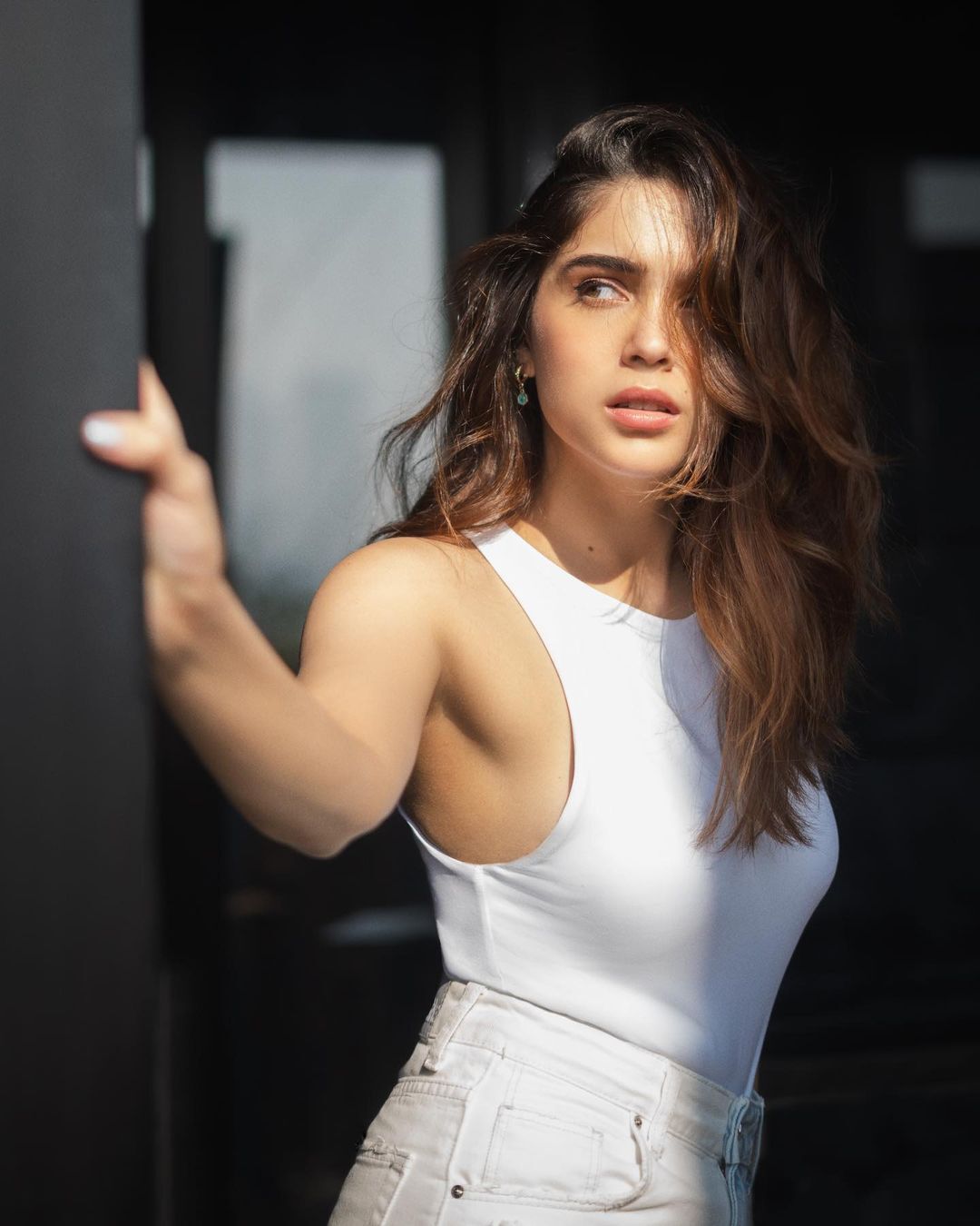 photos : வெள்ளை தாவணியில் ஆளை மயக்கும் ஷர்வாரி.. வசீகரிக்கும் நச் ...