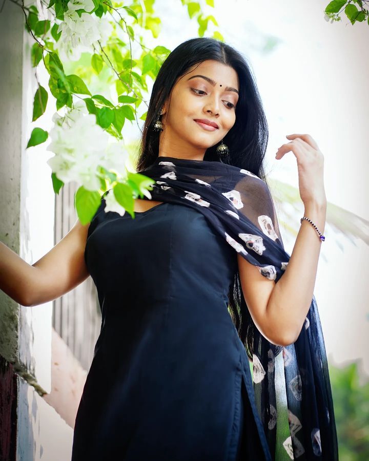 PHOTOS : சுடிதார் அணிந்து வந்த சொர்க்கமே.. நடிகை தனன்யாவின் அசத்தல் ...