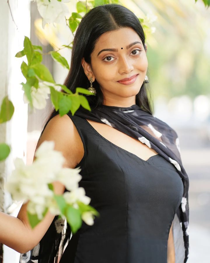 PHOTOS : சுடிதார் அணிந்து வந்த சொர்க்கமே.. நடிகை தனன்யாவின் அசத்தல் ...