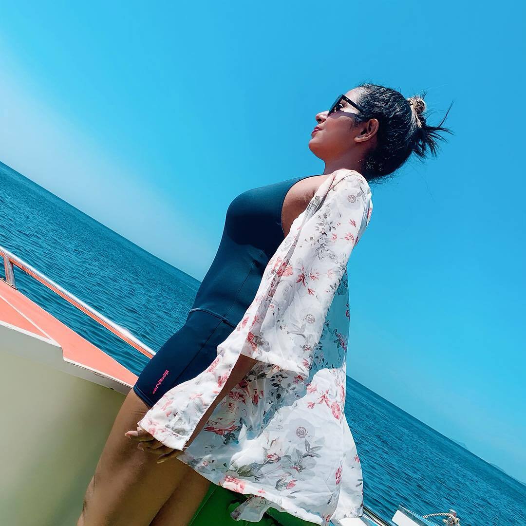 PHOTOS : சேலையில் செதுக்கிய சிலையாய்.. மாடல் சுவிதா ராஜேந்திரனின் ...