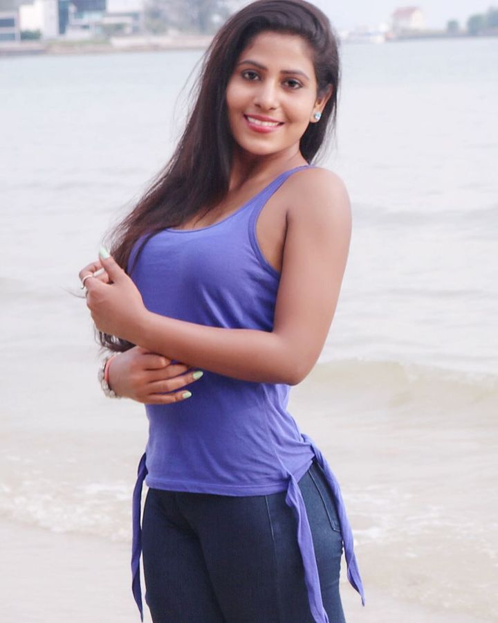 PHOTOS : சேலையில் செதுக்கிய சிலையாய்.. மாடல் சுவிதா ராஜேந்திரனின் ...