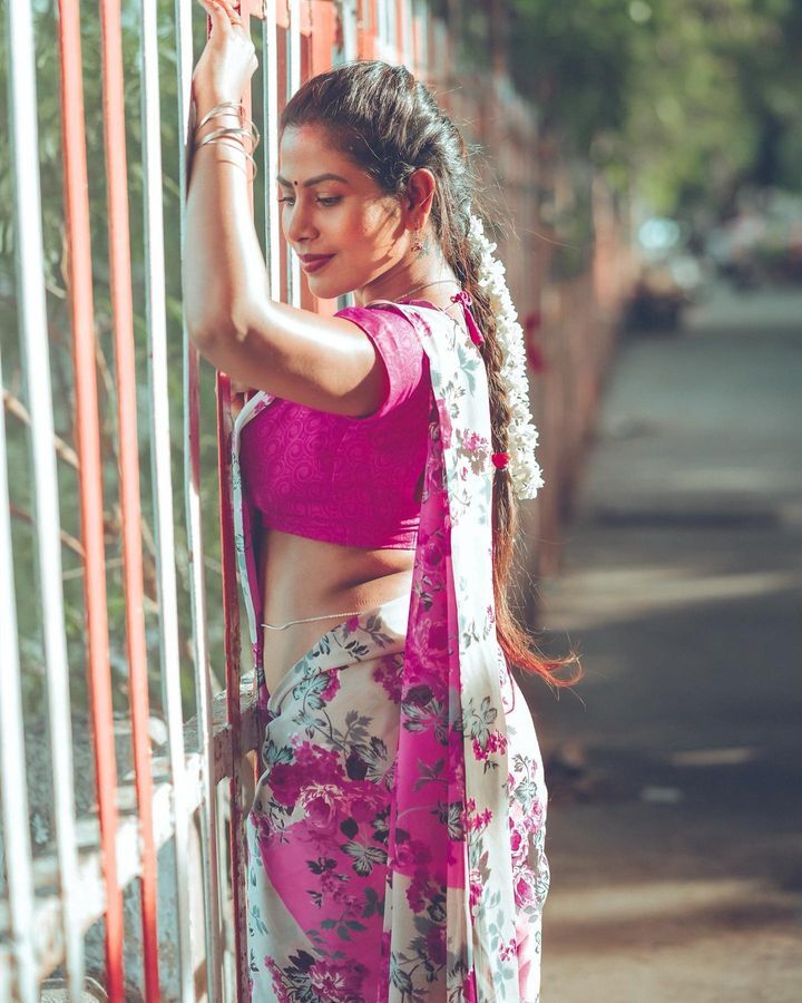 PHOTOS : சேலையில் செதுக்கிய சிலையாய்.. மாடல் சுவிதா ராஜேந்திரனின் ...