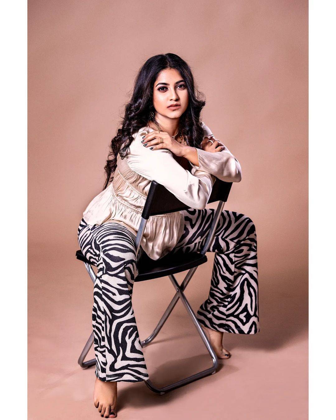 Television Fame Ankhitha Vinod Latest Photoshoot in Violet Outfit Made ...