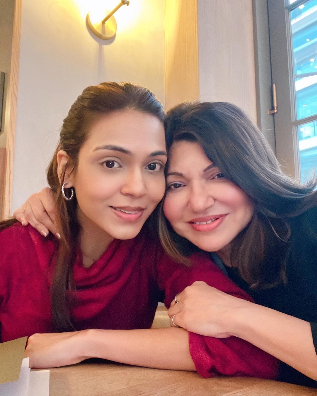 कौन हैं और क्या करती हैं अल्का याग्निक की बेटी सायशा कपूर, लगती हैं मां ...