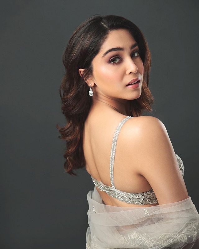 डीपनेक ब्लाउज पहने शरवरी वाघ ने शेयर किया सेक्सी लुक, तस्वीरें Zoom कर ...