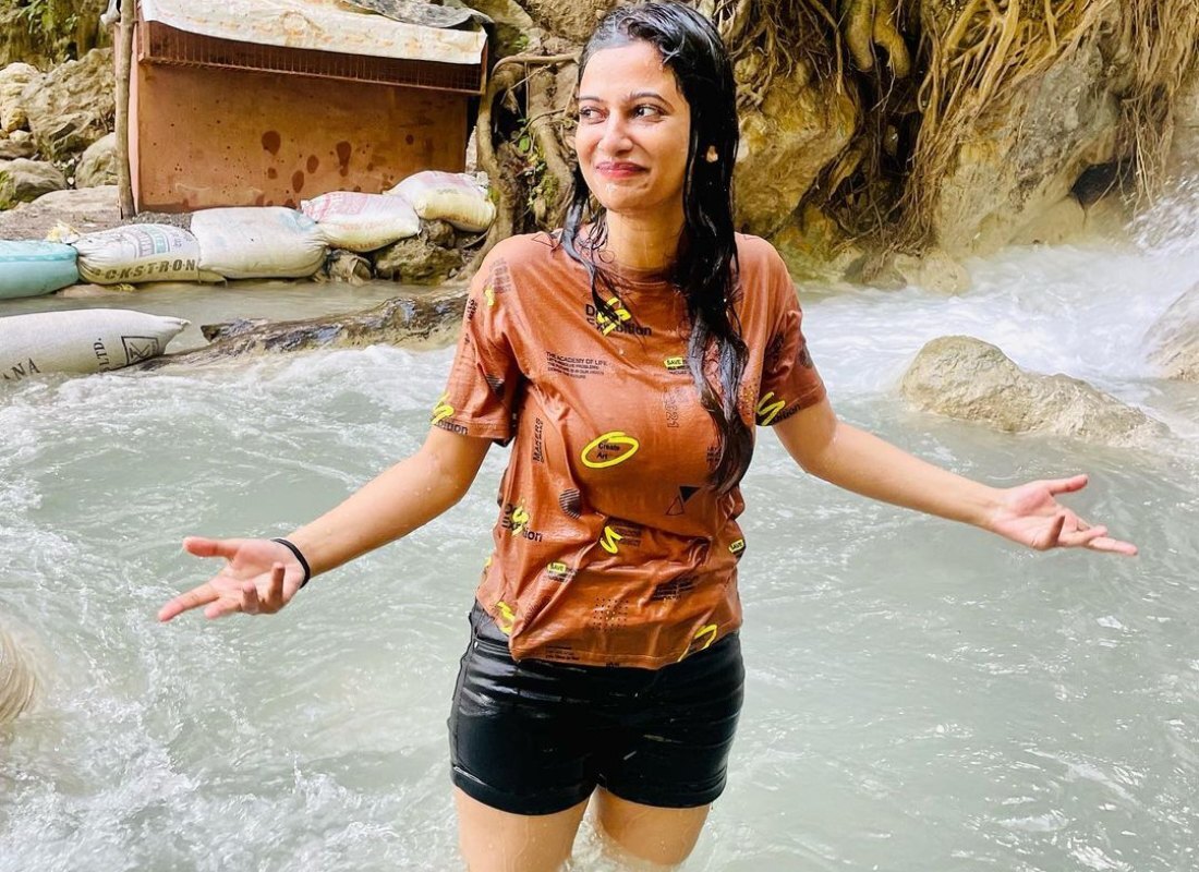 খুশির মুডে ঊষসী রায়, জলকেলিতে ব্যস্ত টেলিভিশন অভিনেত্রী | Televiosn actress Ushasi Ray wear T ...