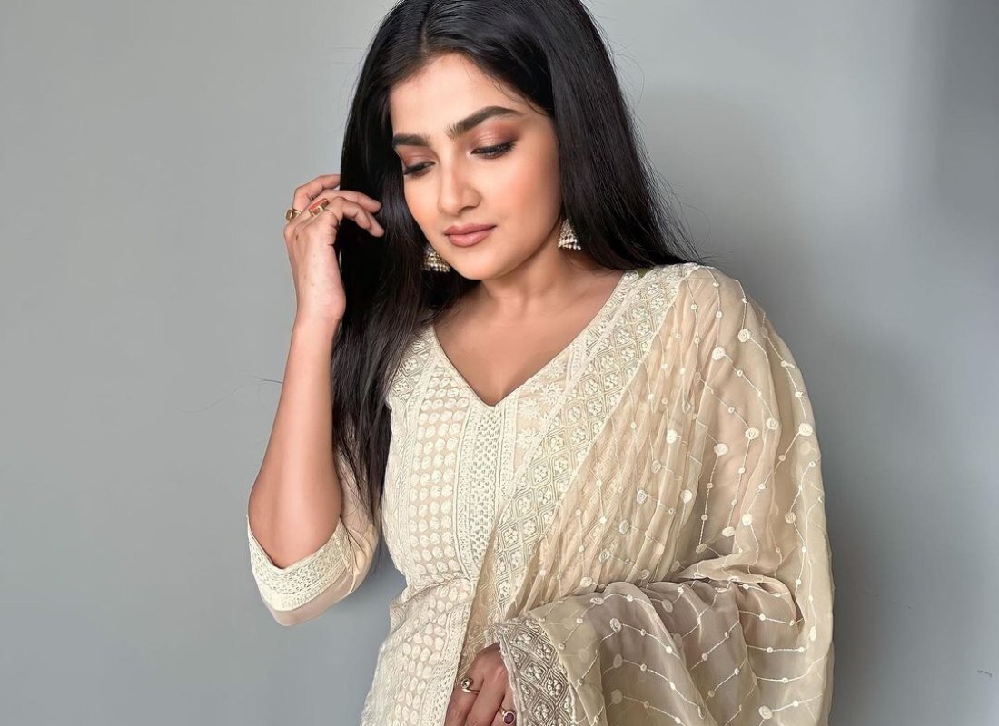 সরু ফিতের লাল ব্লাউজ, শাড়িতে লাস্যময়ী মেঘা, নয়া লুকে ঘুম উড়ল ...