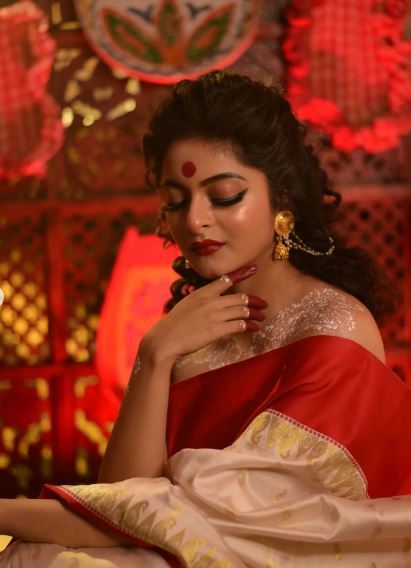 কপালে বড় লাল টিপ, চোখে ডিপ কাজল, শাড়িতে অনন্যা হয়ে উঠছেন দিয়া ...