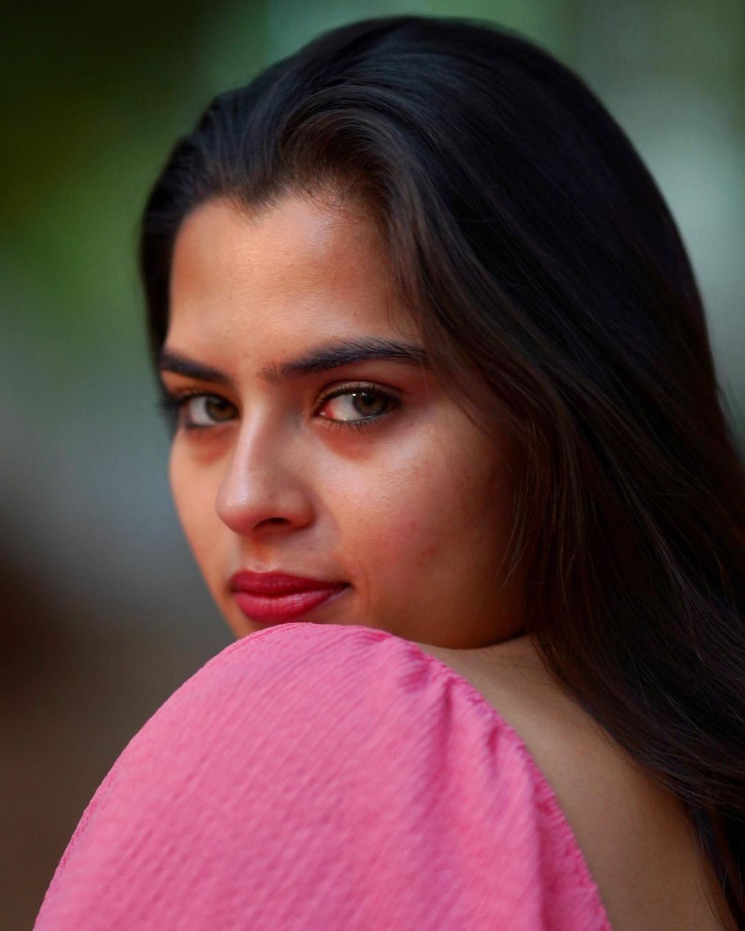 చూపులతో కుర్రకారును ముగ్గులోకి దింపుతున్న కావ్య కళ్యాణ్ రామ్.. బలగం బ్యూటీ జోరు మాములుగా లేదుగా ...