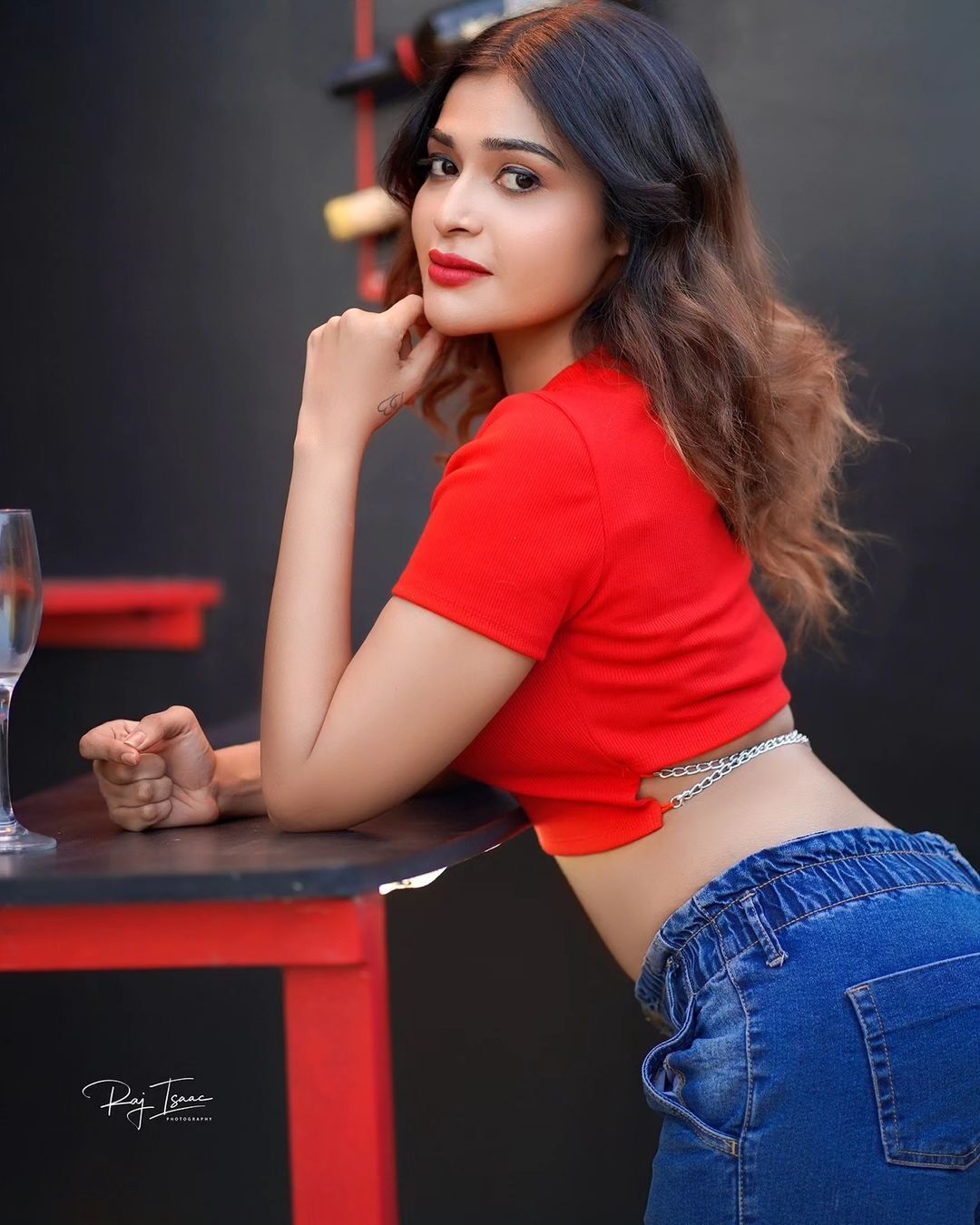 కవ్వించే అందాలతో కుర్రకారు గుండెల్లో సెగలు పుట్టిస్తున్న దర్శ గుప్తా ...