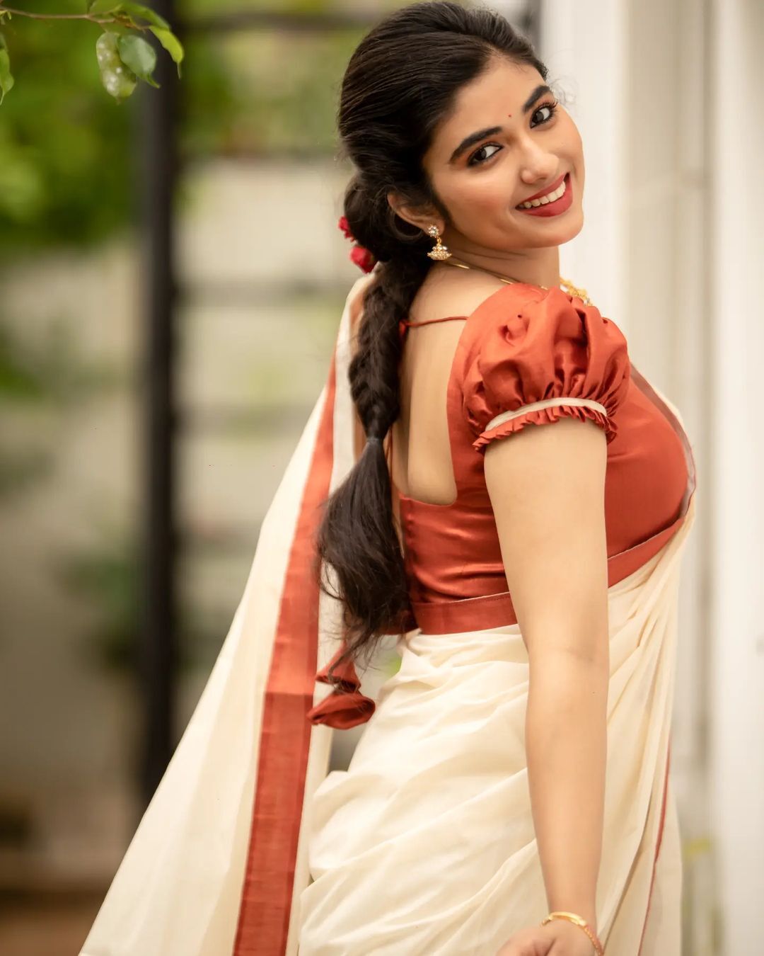 కవ్వించే అందాలతో కుర్రకారు మనసు దోచేస్తున్న ప్రగ్యా నగ్రా..! | Actress ...