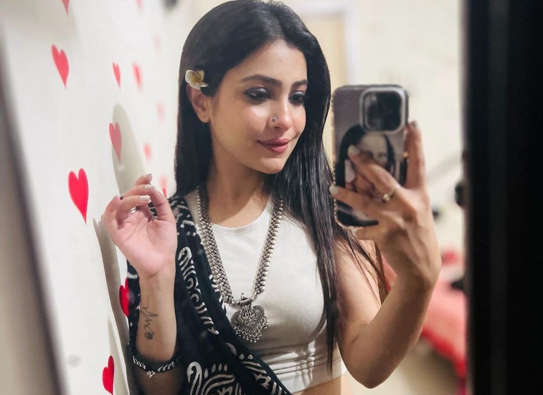 কালো শাড়ি পরে সেলফি তুলতে ব্যস্ত জেসমিন, ছবিতে লাইকে ভরিয়ে দিলেন ...