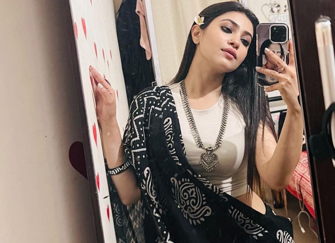 কালো শাড়ি পরে সেলফি তুলতে ব্যস্ত জেসমিন, ছবিতে লাইকে ভরিয়ে দিলেন ...