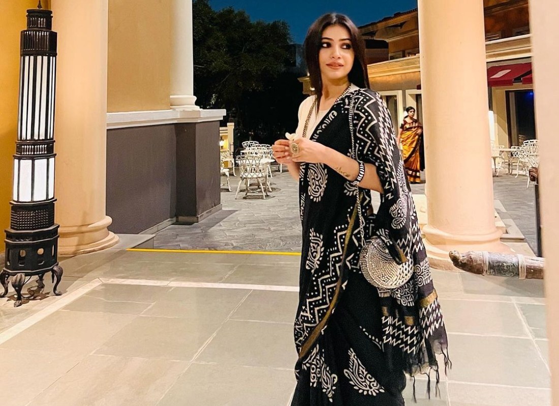 কালো শাড়ি পরে সেলফি তুলতে ব্যস্ত জেসমিন, ছবিতে লাইকে ভরিয়ে দিলেন ...