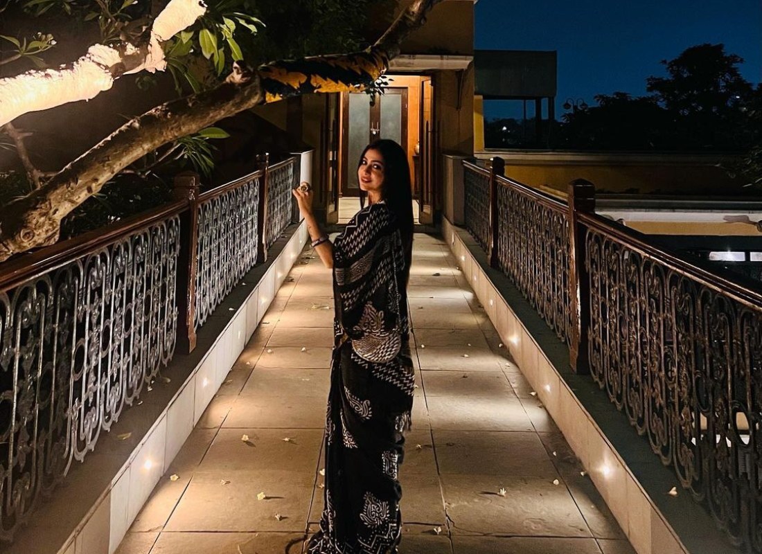 কালো শাড়ি পরে সেলফি তুলতে ব্যস্ত জেসমিন, ছবিতে লাইকে ভরিয়ে দিলেন ...