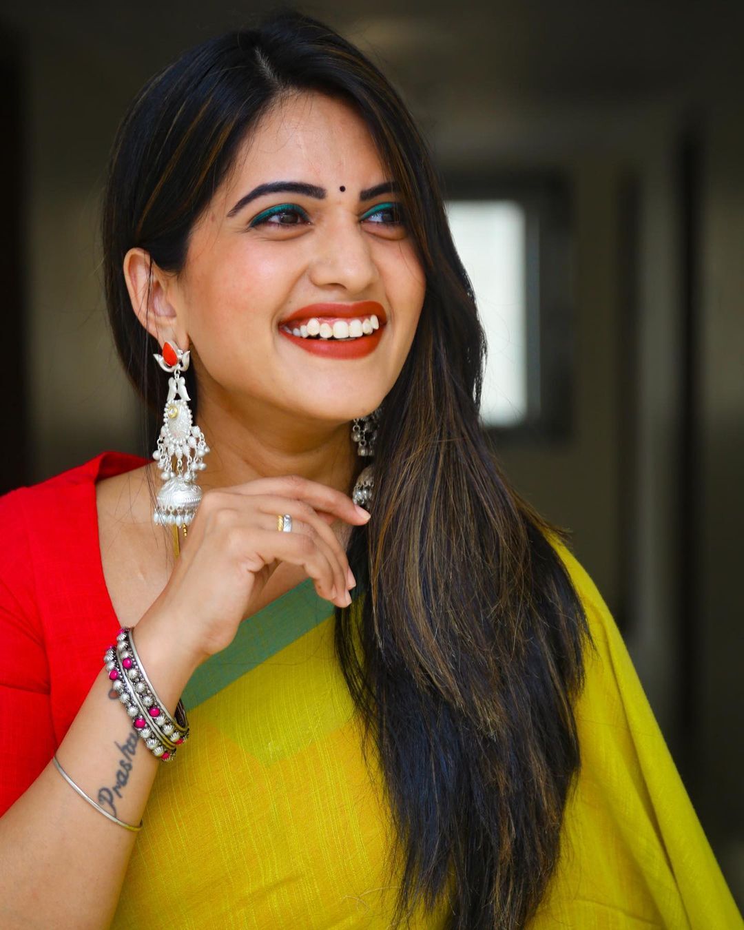 చీర కట్టులో వలపుల విందు.. ఫుల్ జోరులో స్రవంతి చొక్కారపు | Anchor ...