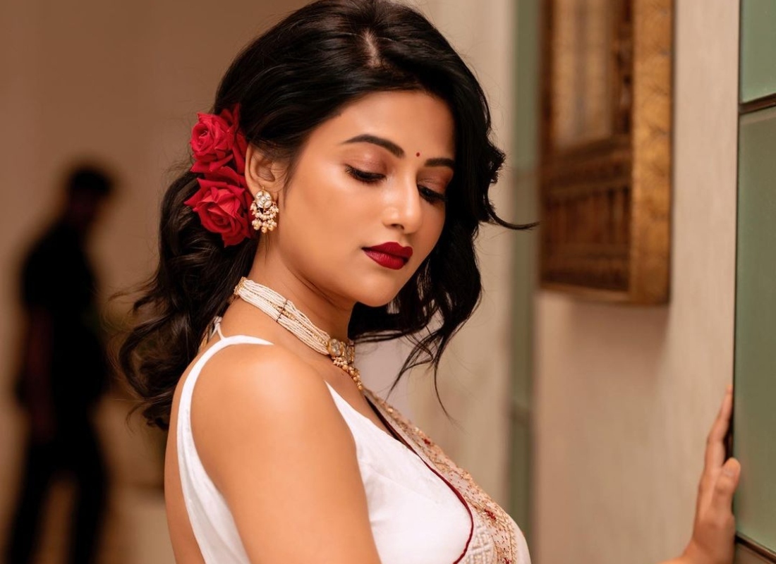 লাল পোশাকে লাস্যময়ী উষসী, গ্ল্যামার দেখে হার্টবিট বাড়ছে ফ্যানেদের | Actress ushasi ray shared ...