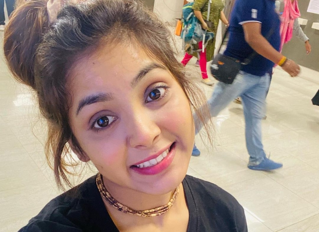 লাল কুর্তিতে মিষ্টি লাগছে শার্লিকে, নয়া ফটোশ্যুটের ছবি ভাইরাল | Latest ...