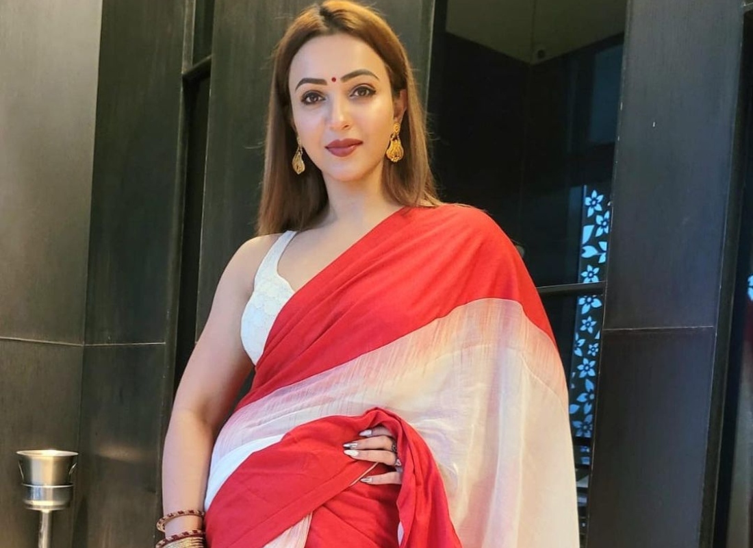 ডিপ রঙের পোশাকে ক্যামেরার সামনে হাজির টলি ডিভা কৌশানী | Tollywood ...
