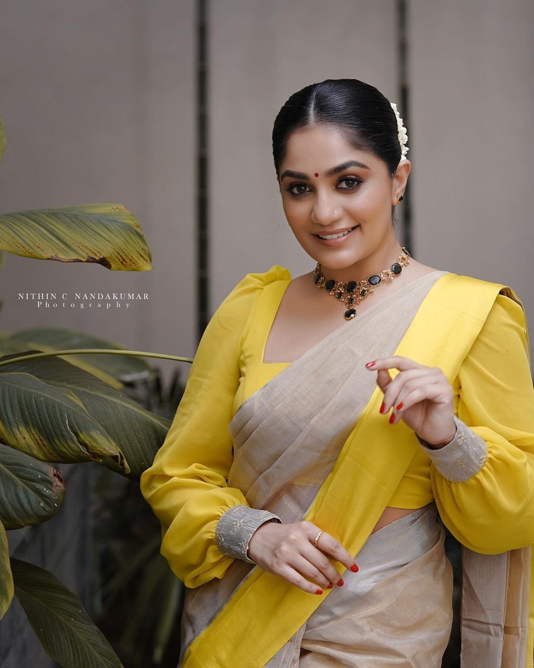 Actress-Anchor Arya Looks Stunning in Yellow Saree Made Wow Among Fans ...