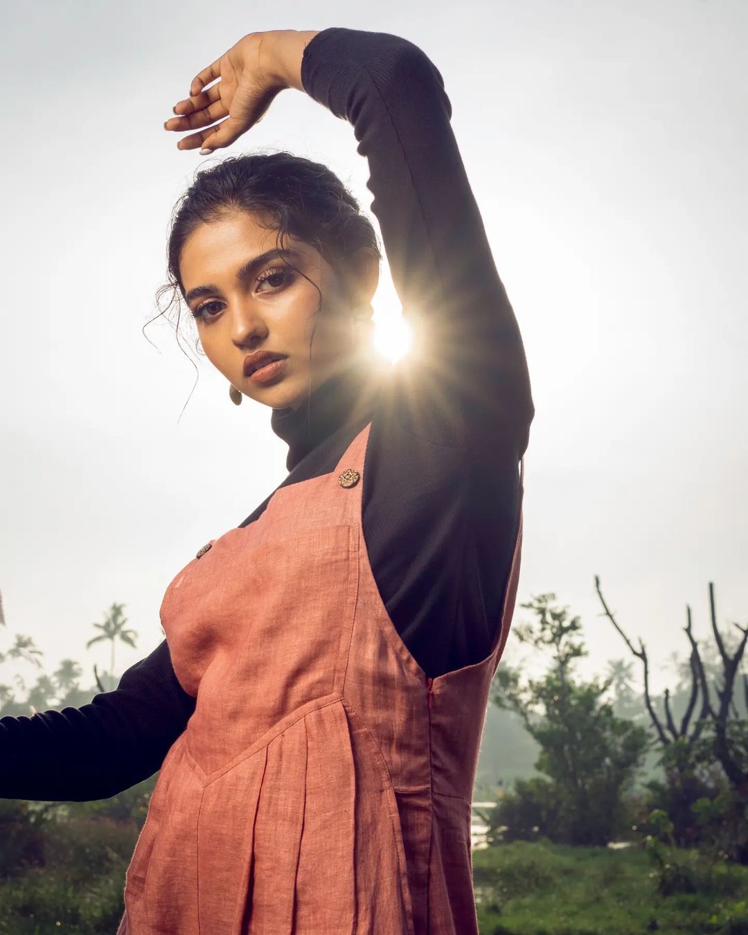 Actress Mamitha Baiju's Stunning Entry in Fowers Comedy Awards Goes ...