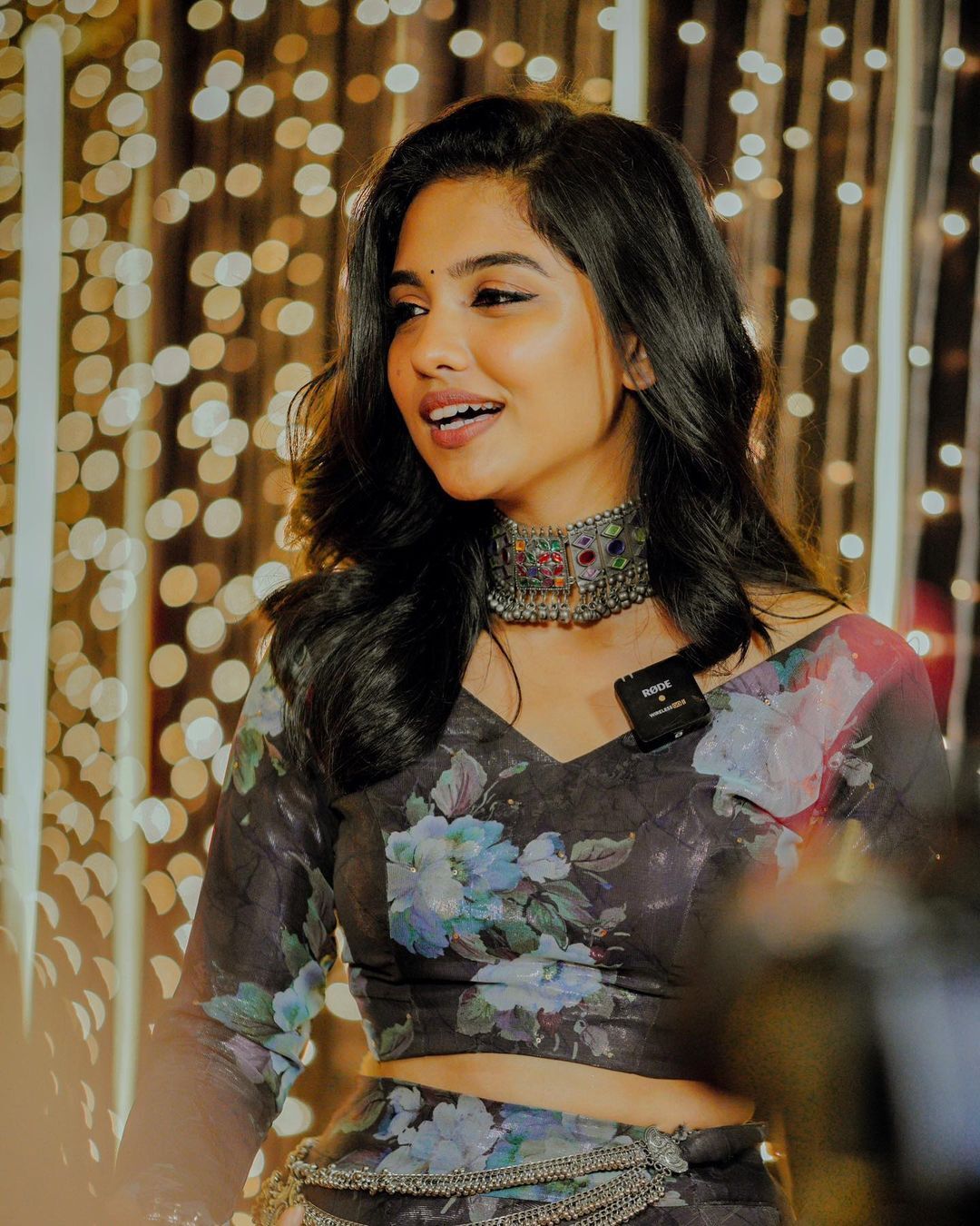 Actress Mamitha Baiju's Stunning Entry in Fowers Comedy Awards Goes ...