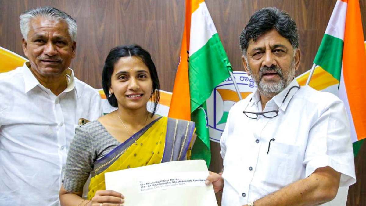 ಡಿಕೆ ಶಿವಕುಮಾರ್‌ ಅವರಿಂದ ಕೆಪಿಸಿಸಿ ಕಚೇರಿಯಲ್ಲಿ ಬಿ ಫಾರಂ ಸ್ವೀಕರಿಸಿದ ಕಾಂಗ್ರೆಸ್ ...