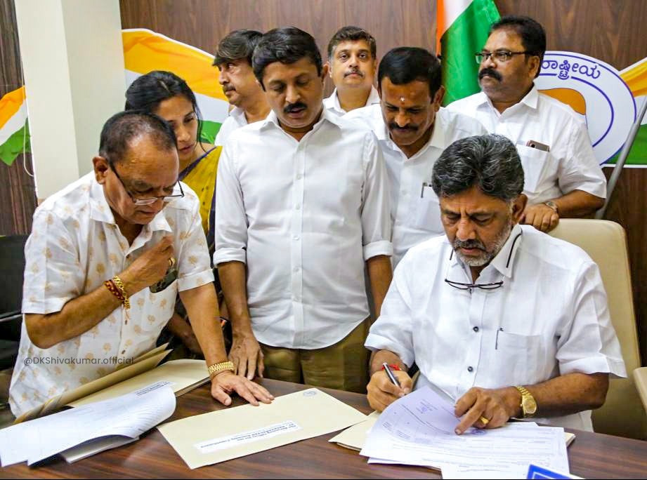 ಡಿಕೆ ಶಿವಕುಮಾರ್‌ ಅವರಿಂದ ಕೆಪಿಸಿಸಿ ಕಚೇರಿಯಲ್ಲಿ ಬಿ ಫಾರಂ ಸ್ವೀಕರಿಸಿದ ಕಾಂಗ್ರೆಸ್ ...